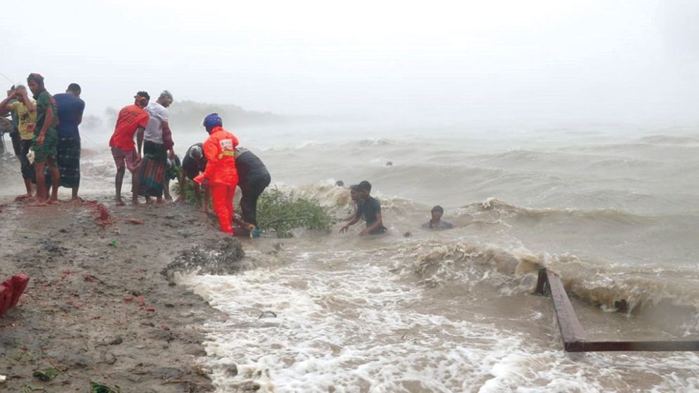 Cyclone Remal wreaks havoc on Bangladesh coasts, leaving deadly trail ...